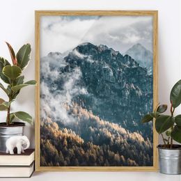 Bild mit Rahmen Berge und Wald an einem Herbstmorgen