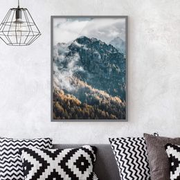 Bild mit Rahmen Berge und Wald an einem Herbstmorgen
