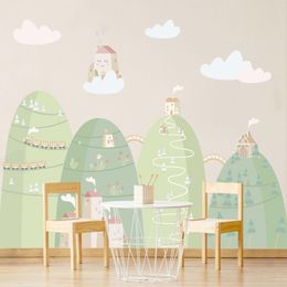 Wandtattoos Berge mit H&auml;usern und B&auml;umen - Wandsticker, Wandaufkleber Kinder Kinderzimmer Baby Babyzimmer Gr&uuml;n