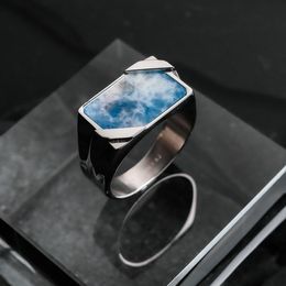 Holzkern Rings Men Silber und Sodalith