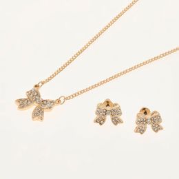 Goldfarbenes Schmuckset aus Ohrsteckern und Halskette