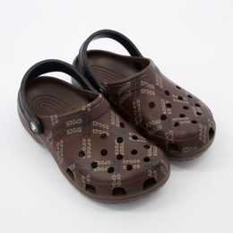 Braune Crocs Hausschuhe mit Logo-Muster