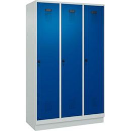Kleiderspind C+P Evolo Plus, 3 Abteile, 400 mm Abteilbreite, mit Sockel, Anschlag rechts, B 1200 x T 500 x H 1950 mm, Drehriegel, lichtgrau/enzianblau