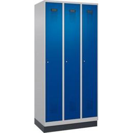 Kleiderspind C+P Evolo Plus, 3 Abteile, 300 mm Abteilbreite, mit Sockel, Anschlag rechts, B 900 x T 500 x H 1950 mm, Zylinder, wei&szlig;aluminium/enzianblau