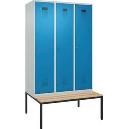 Kleiderspind C+P Evolo Plus, 3 Abteile, 400 mm Abteilbreite, mit untergebauter Sitzbank, B 1200 x T 815 x H 2120 mm, Zylinder, lichtgrau/lichtblau
