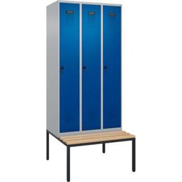 Kleiderspind C+P Evolo Plus, 3 Abteile, 300 mm Abteilbreite, mit untergebauter Sitzbank, B 900 x T 815 x H 2120 mm, Drehriegel, wei&szlig;aluminium/enzianblau