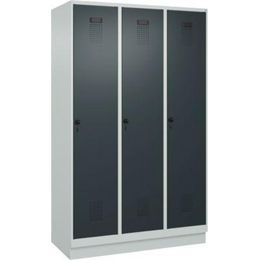 Kleiderspind C+P Evolo Plus, 3 Abteile, 400 mm Abteilbreite, mit Sockel, Anschlag rechts, B 1200 x T 500 x H 1950 mm, Drehriegel, lichtgrau/anthrazitgrau