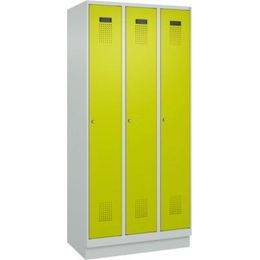 Kleiderspind C+P Evolo Plus, 3 Abteile, 300 mm Abteilbreite, mit Sockel, Anschlag rechts, B 900 x T 500 x H 1950 mm, Zylinder, lichtgrau/clowngr&uuml;n