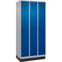 Kleiderspind C+P Evolo Plus, 3 Abteile, 300 mm Abteilbreite, mit Sockel, Anschlag rechts, B 900 x T 500 x H 1950 mm, Drehriegel, wei&szlig;aluminium/enzianblau