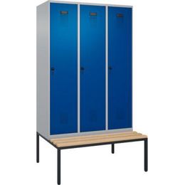 Kleiderspind C+P Evolo Plus, 3 Abteile, 400 mm Abteilbreite, mit untergebauter Sitzbank, B 1200 x T 815 x H 2120 mm, Drehriegel, wei&szlig;aluminium/enzianblau