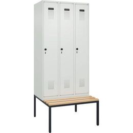 Kleiderspind C+P Evolo Plus, 3 Abteile, 300 mm Abteilbreite, mit untergebauter Sitzbank, B 900 x T 815 x H 2120 mm, Drehriegel, lichtgrau/lichtgrau