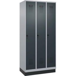 Kleiderspind C+P Evolo Plus, 3 Abteile, 300 mm Abteilbreite, mit Sockel, Anschlag rechts, B 900 x T 500 x H 1950 mm, Drehriegel, wei&szlig;aluminium/anthrazitgrau