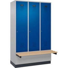 Kleiderspind C+P Evolo Plus, 3 Abteile &agrave; 400 mm Breite, Sockel, schwebende Sitzbank, B 1200 x T 815 x H 1950 mm, Zylinder, wei&szlig;aluminium/enzianblau