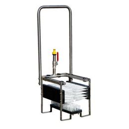 Stiefelreiniger ECO CEMO, B 33 x H x 82 x T 33 mm, mit drei festen B&uuml;rsten u. Halteb&uuml;gel, Gardena Wasseranschluss