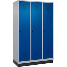 Kleiderspind C+P Evolo Plus, 3 Abteile, 400 mm Abteilbreite, mit Sockel, Anschlag rechts, B 1200 x T 500 x H 1950 mm, Drehriegel, wei&szlig;aluminium/enzianblau