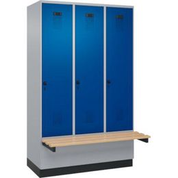Kleiderspind C+P Evolo Plus, 3 Abteile &agrave; 400 mm Breite, Sockel, schwebende Sitzbank, B 1200 x T 815 x H 1950 mm, Drehriegel, wei&szlig;aluminium/enzianblau