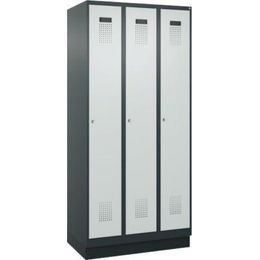 Kleiderspind C+P Evolo Plus, 3 Abteile, 300 mm Abteilbreite, mit Sockel, Anschlag rechts, B 900 x T 500 x H 1950 mm, Zylinder, anthrazitgrau/lichtgrau