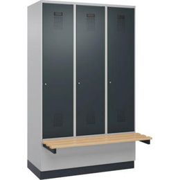 Kleiderspind C+P Evolo Plus, 3 Abteile &agrave; 400 mm Breite, Sockel, schwebende Sitzbank, B 1200 x T 815 x H 1950 mm, Zylinder, wei&szlig;aluminium/anthrazitgrau