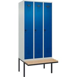 Kleiderspind C+P Evolo Plus, 3 Abteile &agrave; 300 mm Breite, schwebende Sitzbank, B 900 x T 815 x H 2120 mm, Drehriegel, lichtgrau/enzianblau