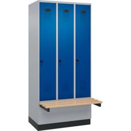 Kleiderspind C+P Evolo Plus, 3 Abteile &agrave; 300 mm Breite, Sockel, schwebende Sitzbank, B 900 x T 815 x H 1950 mm, Drehriegel, wei&szlig;aluminium/enzianblau