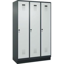 Kleiderspind C+P Evolo Plus, 3 Abteile, 400 mm Abteilbreite, mit Sockel, Anschlag rechts, B 1200 x T 500 x H 1950 mm, Drehriegel, anthrazitgrau/lichtgrau
