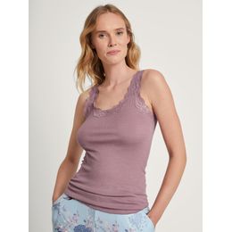 Spitzentop Calida "Richesse Lace", Damen, Gr. XS (36/38), lila (elderberry), Feinripp, Obermaterial: 70% Schurwolle, 30% Seide, unifarben, figurbetont hüftbedeckend, tiefer Rundhals, Tops Spitzentop, edler Spitzenbesatz, Feinripp-Qualität, wärmend