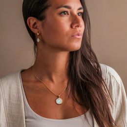 Holzkern Halsketten Damen Gold und Perlmutt