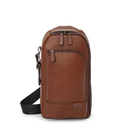 Tumi Harrison Gregory Slingbag aus Leder + GRATIS HOTELGUTSCHEIN Cognac