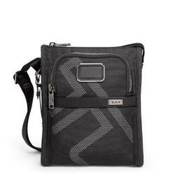 Tumi Alpha 3 Kleine Umhängetasche + GRATIS HOTELGUTSCHEIN Reflective Jacquard