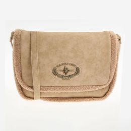 Beigefarbene Holly Flap Umh&auml;ngetasche mit Sherpa-Oberfl&auml;che