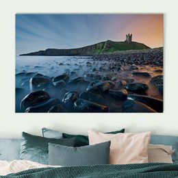 Bilderwelten Akustikbild Natur blau Motiv Schallschutzbild - Sonnenaufgang mit Nebel bei Dunstanburgh Castle - Architektur Wohnzimmer Schlafzimmer