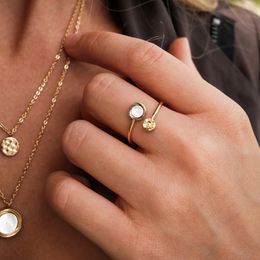 Holzkern Zendala Ring Wei&szlig;es Perlmutt und Gold