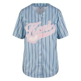 Karl Kani Langarmhemd &raquo;KW251-028-2 Varsity Heart Pinstripe Baseball Shirt&laquo; blue/rose XL - US-Gr&ouml;&szlig;en US-Gr&ouml;&szlig;en XL Locker sitzende...