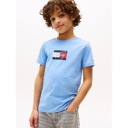 T-Shirt Tommy Hilfiger "TOMMY SCRIPT FLAG PRINT TEE SS", Jungen, Gr. 92, blau (cloudy blau), Single Jersey, Obermaterial: 100% Baumwolle, unifarben, regular fit h&uuml;ftlang, Rundhals, Shirts T-Shirt, f&uuml;r Kinder bis 16 Jahre, mit Logo-Print