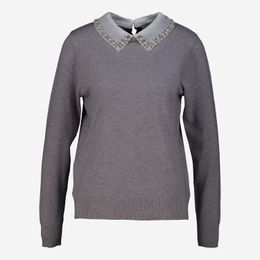 Grauer Pullover mit wei&szlig;em Kragen