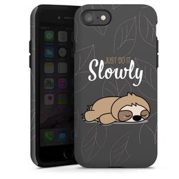 DeinDesign iPhone SE (2020) Handy Panzer Handyh&uuml;lle robuste Outdoor H&uuml;lle Schutzh&uuml;lle matt Lazy Sunday Sayings Sloth Tough Case
