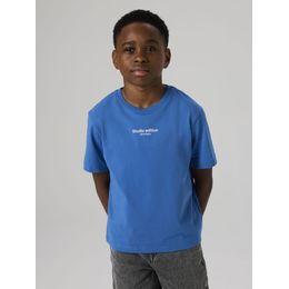T-Shirt name it "NKMBRODY SS NREG TOP NOOS", Jungen, Gr. 116, delft, Jersey, Obermaterial: 100% Baumwolle, unifarben, regular fit h&uuml;ftlang, Rundhals, abgesteppte Kante, Shirts T-Shirt, mit dezentem 3D-Frontmotiv