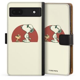 DeinDesign Google Pixel 6a Handy Klapph&uuml;lle Handyh&uuml;lle aus Kunst Leder schwarz Flip Case Snoopy Official Licensed Product Kindheit Sideflip mit langer Lasche
