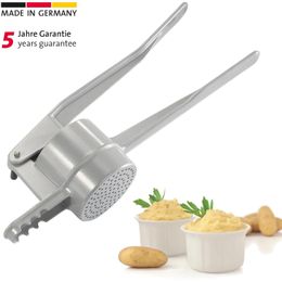 Kartoffelpresse Westmark "Sp&auml;tzlepresse", silber (silberfarben), B:8,5cm L:40cm, Aluminium, K&uuml;chenpressen, Rundloch, auch ideal f&uuml;r Eis oder Fr&uuml;chte, F&uuml;llvolumen 250 ml