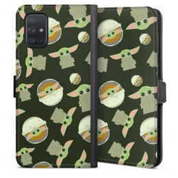 DeinDesign Galaxy A71 Handy Klapph&uuml;lle Handyh&uuml;lle aus Kunst Leder schwarz Flip Case Official Licensed Product Star Wars Muster Baby Yoda Sideflip mit Lasche
