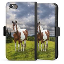 DeinDesign iPhone SE (2022) Handy Klapph&uuml;lle Handyh&uuml;lle aus Kunst Leder schwarz Flip Case Nature Horse Meadow Sideflip mit Lasche