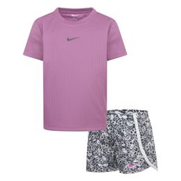 Nike Sportswear M&auml;dchen T-Shirt & Shorts, grau, Gr. 98, Obermaterial: 90% Polyester, 10% Elasthan. Obermaterial Hose: 100% Polyester, KOB