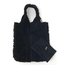 Amara Leder-Henkeltasche "Teddy" in Schwarz - (B)37 x (H)40 x (T)2 cm - 68% | Damen-taschen