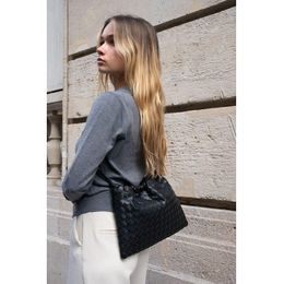 Victor & Hugo Paris Leder-Umh&auml;ngetasche "Eloa" in Schwarz - (B)23 x (H)13 x (T)8 cm - 73% | Damen-taschen