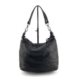 Amara Leder-Schultertasche "Merida" in Schwarz - (B)30 x (H)30 x (T)14 cm - 75% | Damen-taschen