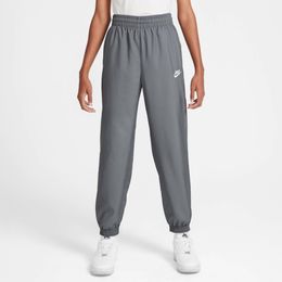 Nike Sportswear M&auml;dchen Sporthose "K NSW CLUB WVN JGGR LBR"smoke grau, wei&szlig;, Gr. XL, Obermaterial: 100% Polyester, Hosen, f&uuml;r Jugendliche, f&uuml;r