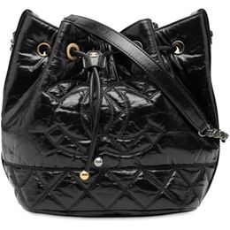 Chanel Hobo Bags - Shiny Aged Calfskin CC Chain Drawstring Bucket Bag - Gr. unisize - in Schwarz - f&uuml;r Damen