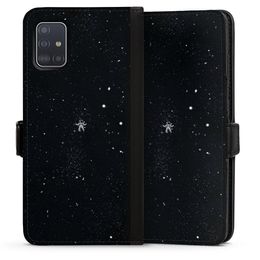 DeinDesign Galaxy A51 Handy Klapph&uuml;lle Handyh&uuml;lle aus Kunst Leder schwarz Flip Case Space Weltall Astronaut Sideflip mit Lasche