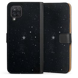 DeinDesign Galaxy A12 Handy Klapph&uuml;lle Handyh&uuml;lle aus Kunst Leder schwarz Flip Case Space Weltall Astronaut Sideflip mit langer Lasche