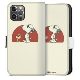 DeinDesign iPhone 12 Pro Handy Klapph&uuml;lle Handyh&uuml;lle aus Kunst Leder wei&szlig; Flip Case Snoopy Official Licensed Product Kindheit Sideflip mit Lasche
